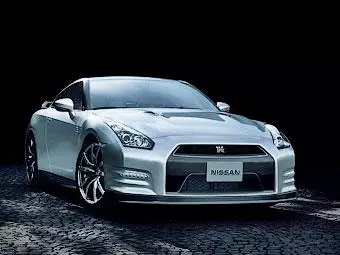 Nissan will sign each engine of the updated GT-R 100625_1