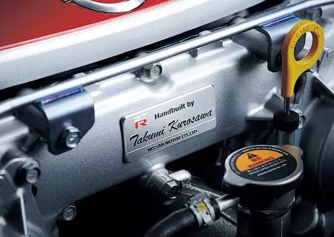 Nissan will sign each engine of the updated GT-R 100625_2