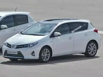 Photospiona filmed new hatchback Toyota Auris 100850_1