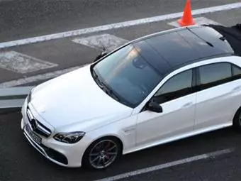 New Mercedes-Benz E-Class photographed without camouflage 100877_1