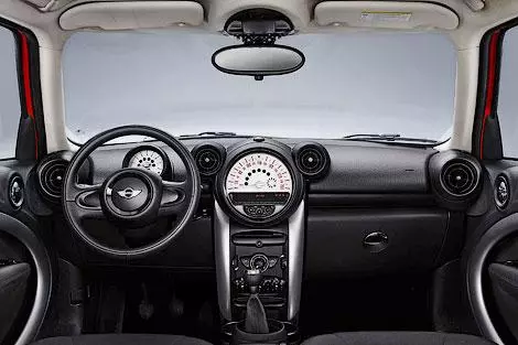 Updated Mini Countryman received traditional windows 101106_4