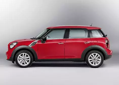 Updated Mini Countryman received traditional windows 101106_5