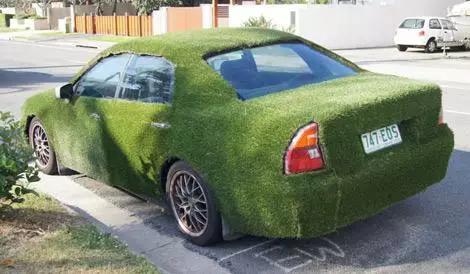 Australian covered the body of his car with a layer of herbs 101328_3