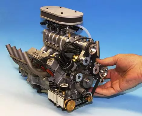 Americans created the world's smallest V8 motor with a compressor 101630_2