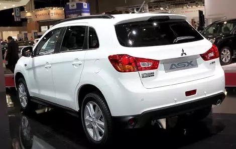 Mitsubishi updated the ASX crossover 101702_2