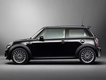 Mini Cooper brought to Russia with handmade salon 102299_1