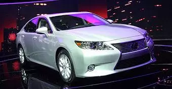 The new Lexus ES has acquired a hybrid power plant