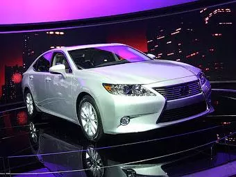 The new Lexus ES has acquired a hybrid power plant 104185_1