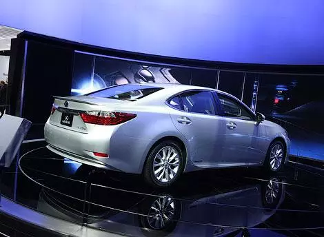 The new Lexus ES has acquired a hybrid power plant 104185_2