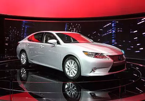 The new Lexus ES has acquired a hybrid power plant 104185_3