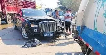 Chinese bus drivers forbidden to crash in expensive cars