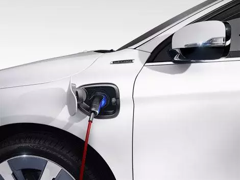 Volvo has made a plug-in hybrid from the XC60 crossover 106263_3