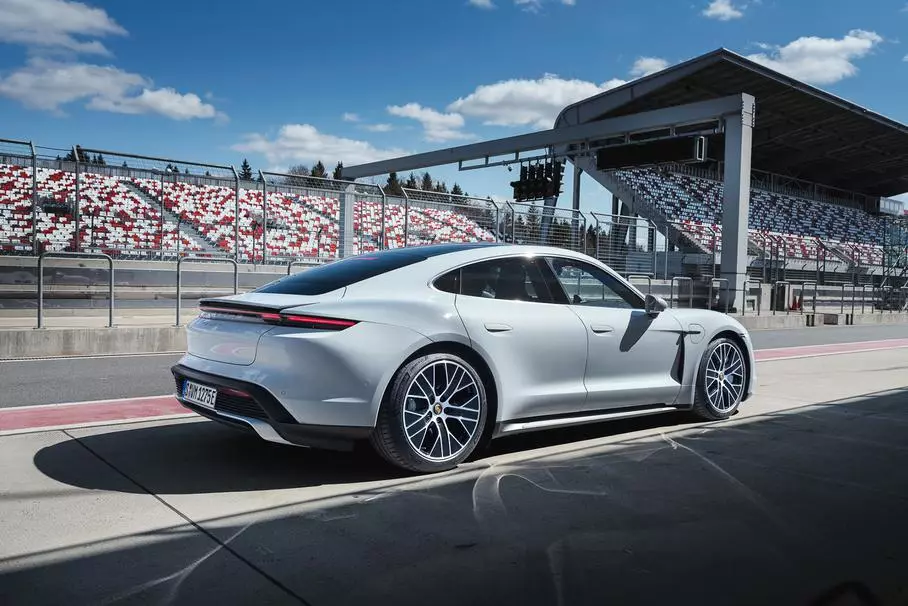 Electro-Porsche on a racing track: yours or someone else? 10798_11