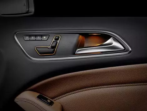 There are photos of the interior of the new Mercedes-Benz B-Class 110739_4