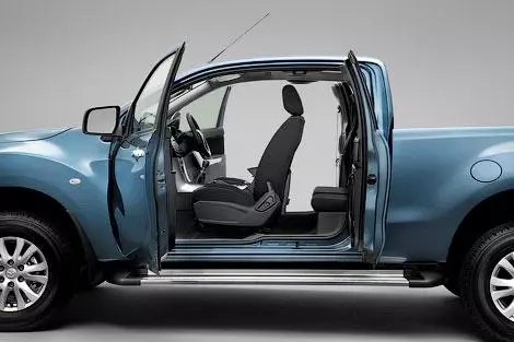 Mazda showed a pickup with doors in the style of the RX-8 coupe 112524_2