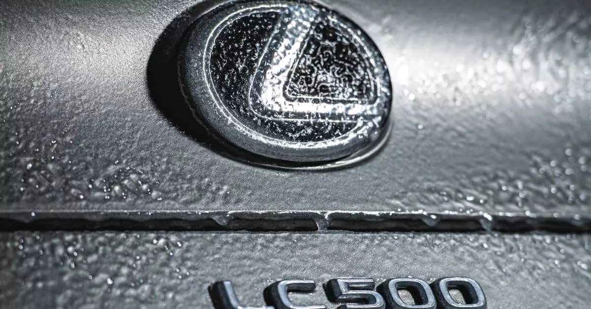 Βίντεο: Τι θα συμβεί εάν τοποθετείτε το Lexus μετατρέψιμο στον καταψύκτη για 12 ώρες