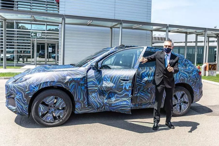 Eldonis novajn fotojn de konkurencanto Porsche Macan de Maserati 1171_2