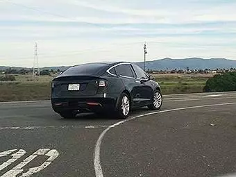 La première Tesla croisée a été photographiée sans camouflage 11937_1