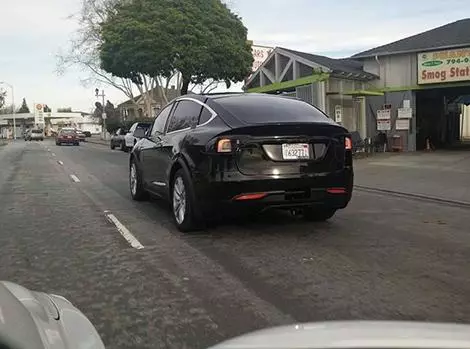 La première Tesla croisée a été photographiée sans camouflage 11937_4