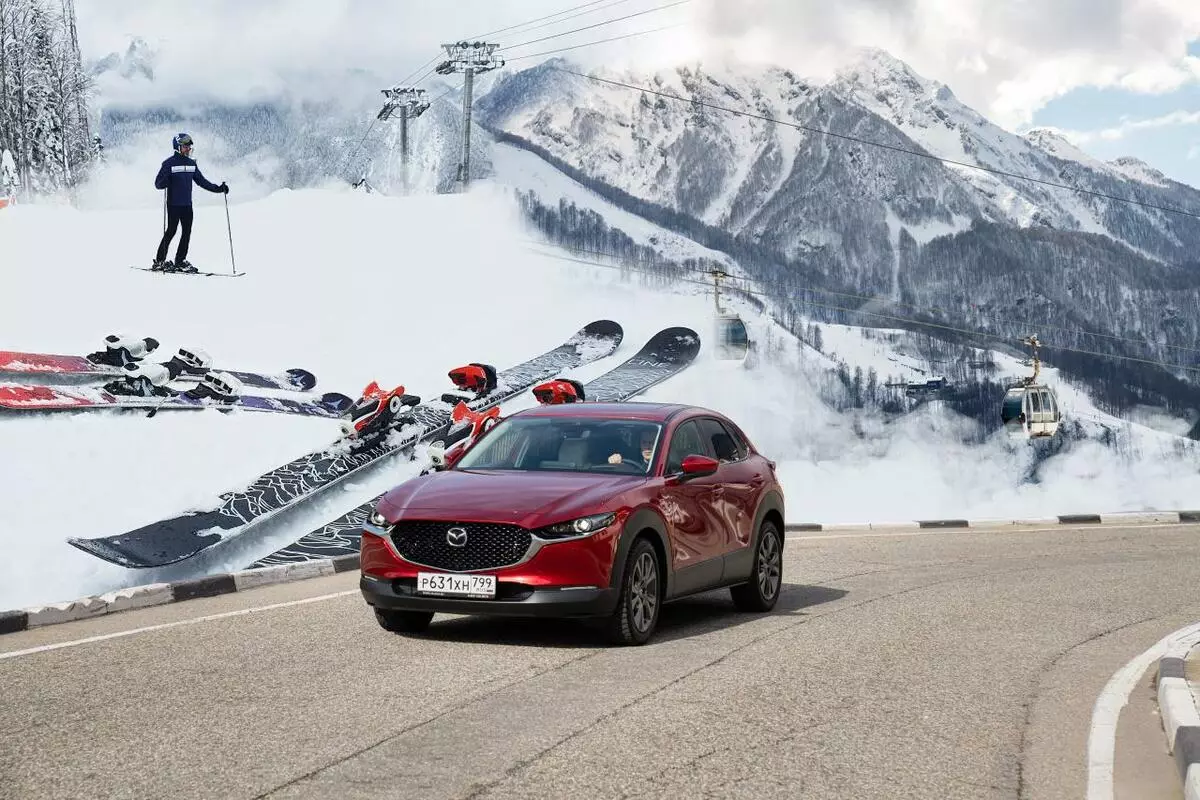 Ugwu skiing na ọkwọ ụgbọ ala na Mazda CX-30