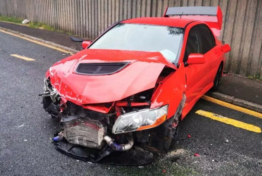 Britton võitis Mitsubishi Lancer evolutsiooni loterii ja murdis selle järgmisel päeval 1344_1