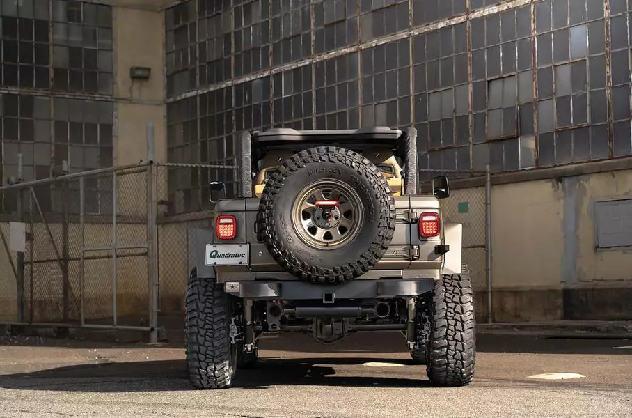 The new Jeep Wrangler stylized under the 1989 SUV 13972_2