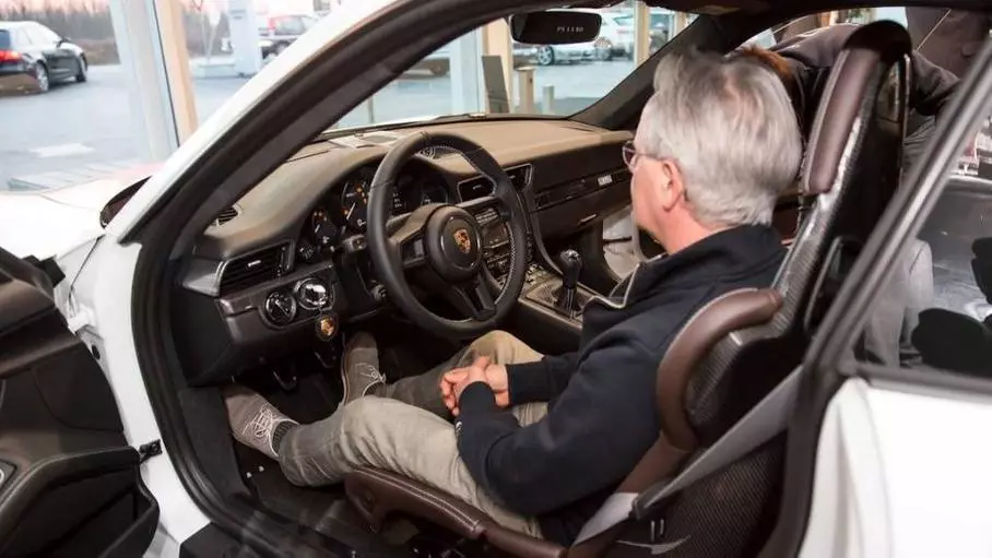 Horatio Pagani membeli Porsche 911 yang paling mudah 14875_4