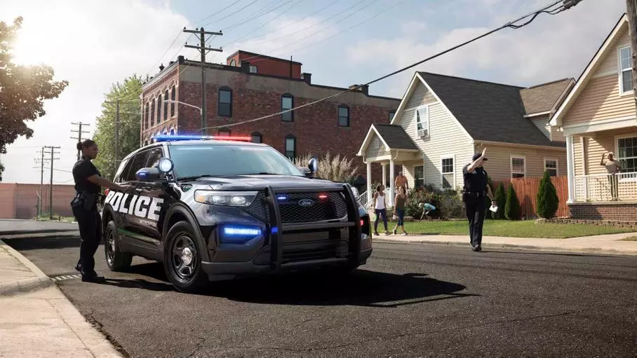 Presinteare in plysjeman Ford Explorer fan 'e nije generaasje 15433_3