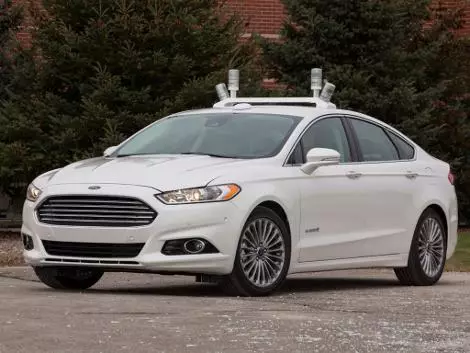 Ford a început să testeze un hibrid cu autopilot 15561_3