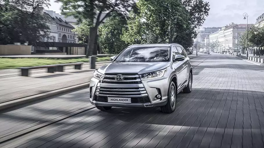 Diropéa Toyota Highlander ngahontal Rusia sareng motor 16194_1