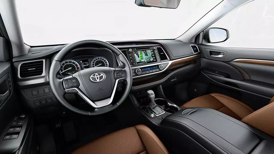 Diropéa Toyota Highlander ngahontal Rusia sareng motor 16194_3