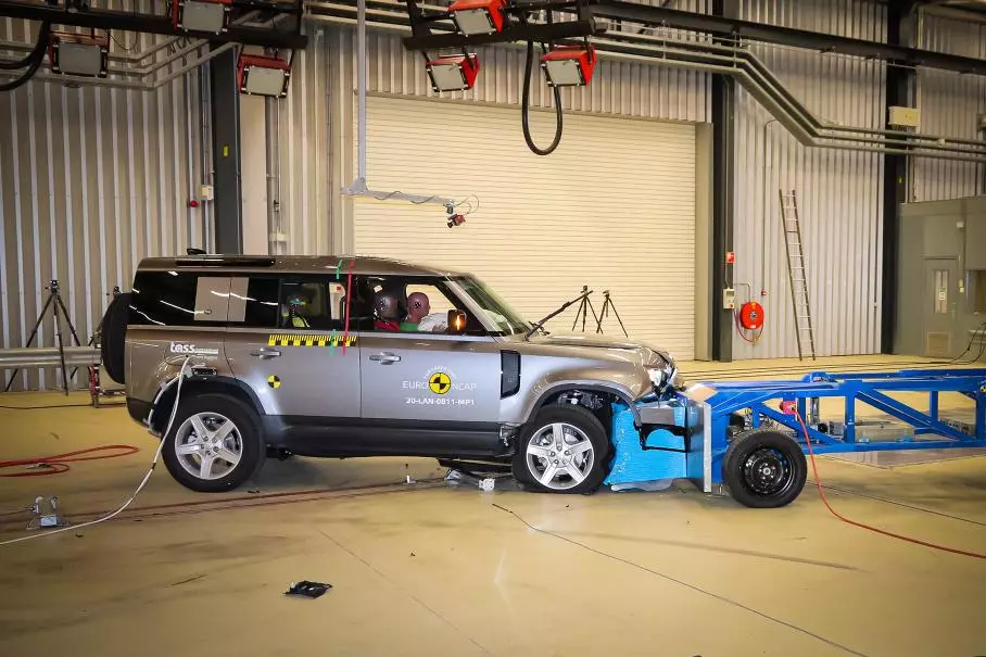 Bhris Euro NCAP Defender Rover Talún nua agus sé ghluaisteán eile 1621_1