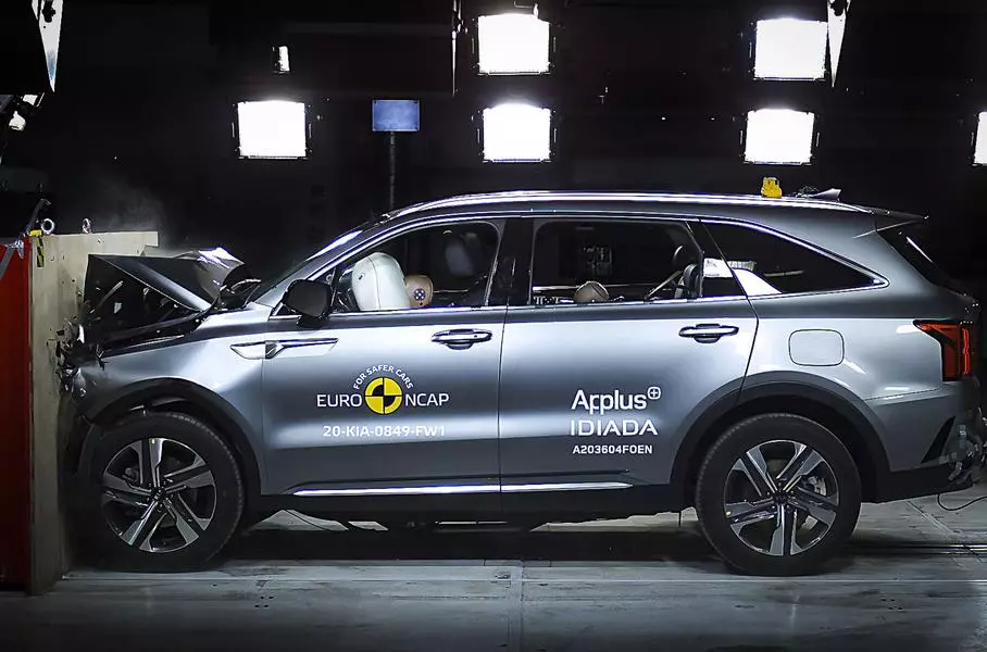 Bhris Euro NCAP Defender Rover Talún nua agus sé ghluaisteán eile 1621_3