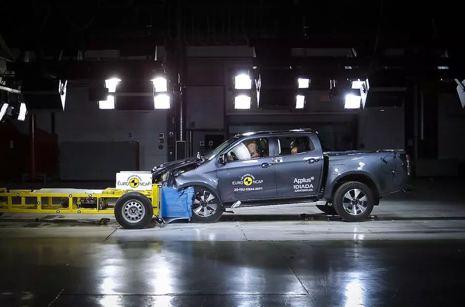 Bhris Euro NCAP Defender Rover Talún nua agus sé ghluaisteán eile 1621_4