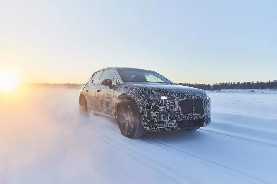 Ang BMW Sinugdanan sa Winter Inext Electric Crossover Tests 17053_1