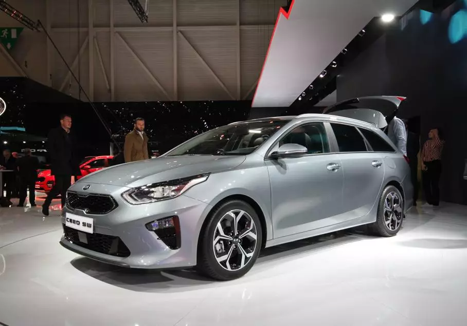 Kia Ceed Universal: 600-liter batang lan rong mesin anyar 17243_1