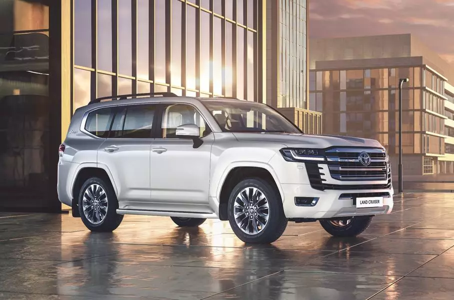 Toyota Land Cruiser 300: Rossiya narxlari nomidir 1866_1