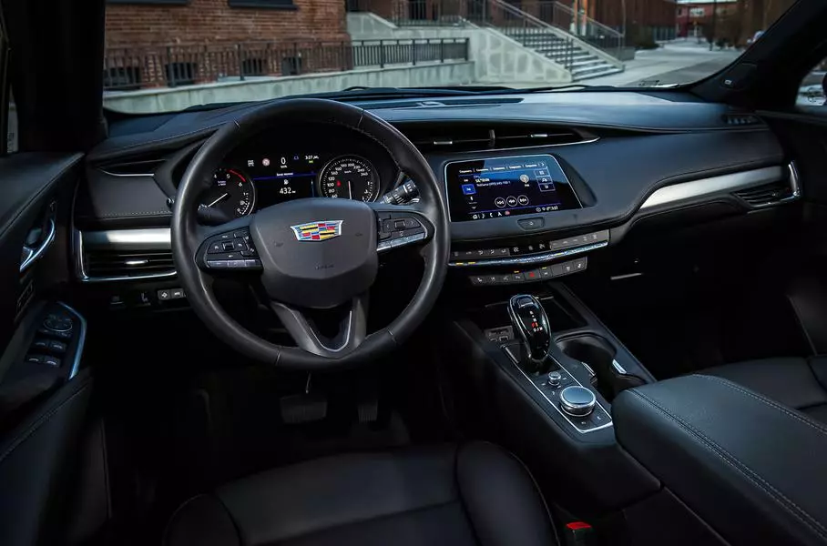 Cadillac XT4 müük algas Venemaal 21787_2