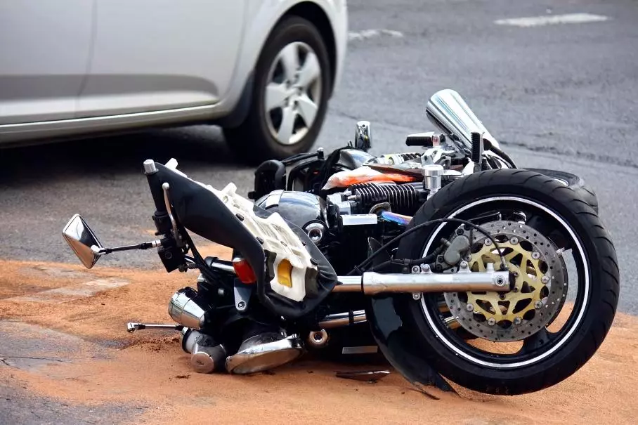 Primeros auxilios: Si un motociclista se puso en un accidente. 2261_3