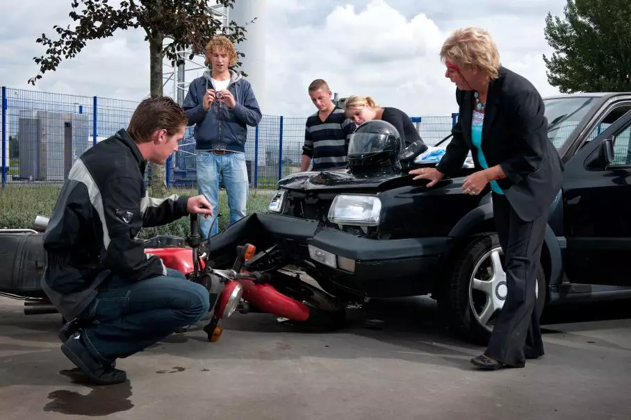 Eerste hulp: als een motorrijder in een ongeluk kwam 2261_7