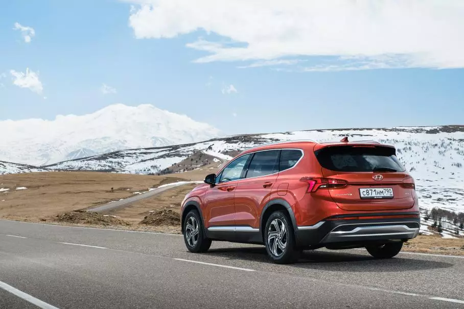 Erneiert Hyundai Santa Fe Test, deen bal komplett geännert huet 2268_4