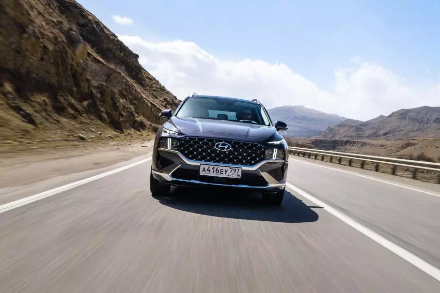 Erneiert Hyundai Santa Fe Test, deen bal komplett geännert huet 2268_8