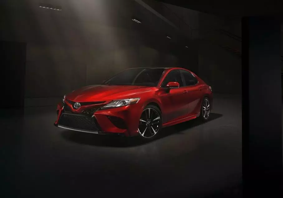 Neie Toyota Camry Motoren gouf bekannt fir Russland 22824_1