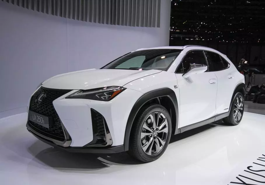 Дебютира най-малкия кросоувър lexus 22892_1