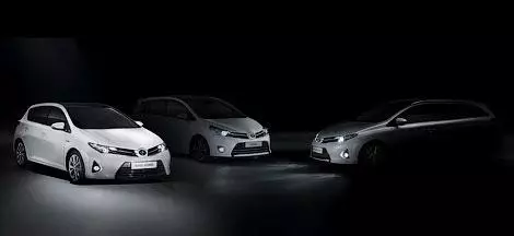 Toyota는 Auris 유니버셜로부터 제작되었습니다 23330_2