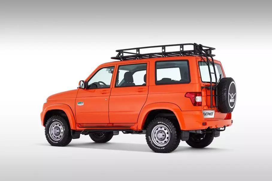 Gitukod ni Uaz ang usa ka orange nga patriotiko sa usa ka milyon nga rubles 23363_3