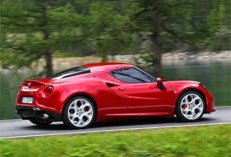 Coupe Alfa Romeo 4C irriżulta li jiswa aktar minn Porsche Cayman 2380_2