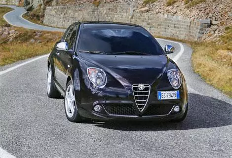 Coupe Alfa Romeo 4c het duurder geword as Porsche Cayman 2380_4