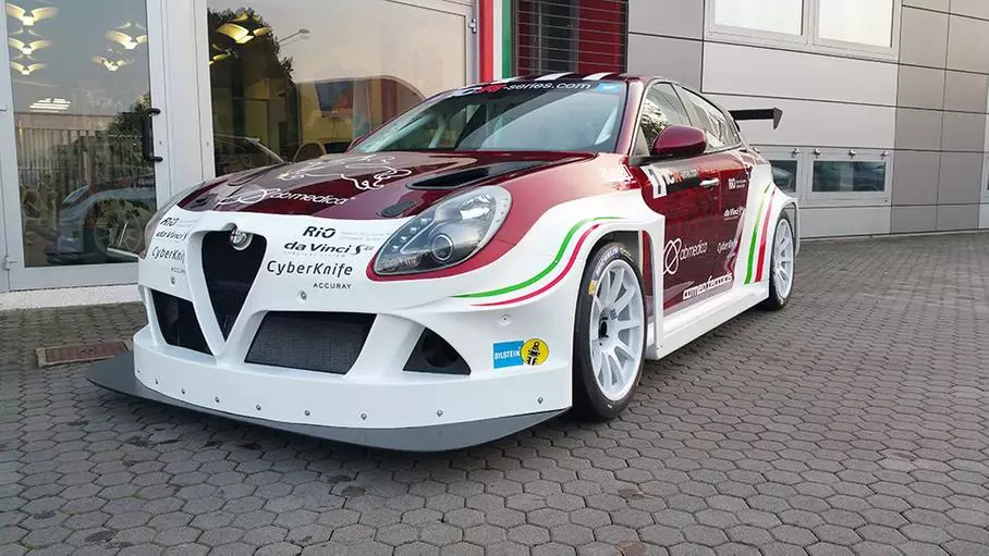 Hatchback Alfa Romeo Giulietta pripravená na pretekanie 2403_1