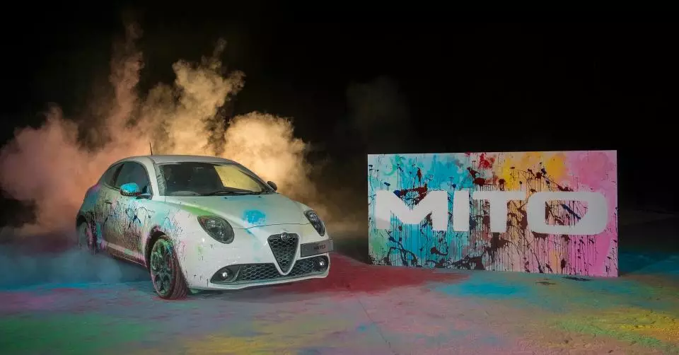 Hatchback alfa romeo mito bir şəkil çəkdi